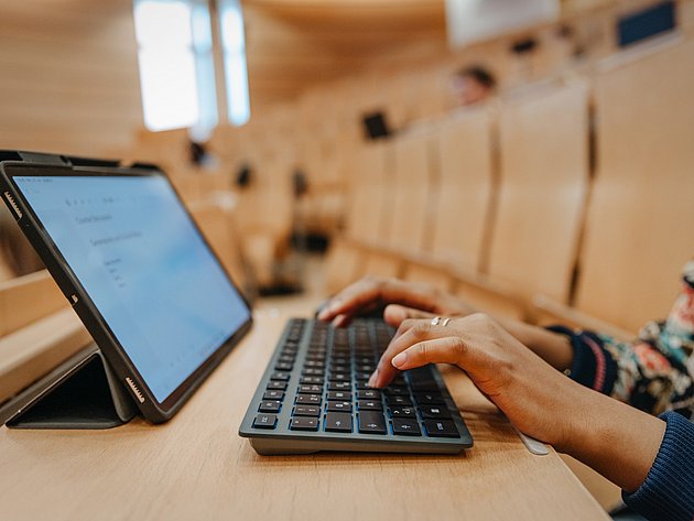 CHERRY KW 7100 MINI | Compact Bluetooth® Keyboard - Cherry