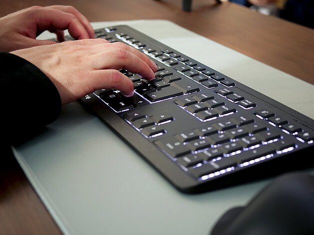 STREAM KEYBOARD ULTIMATE | Multi-Device Keyboard - Cherry